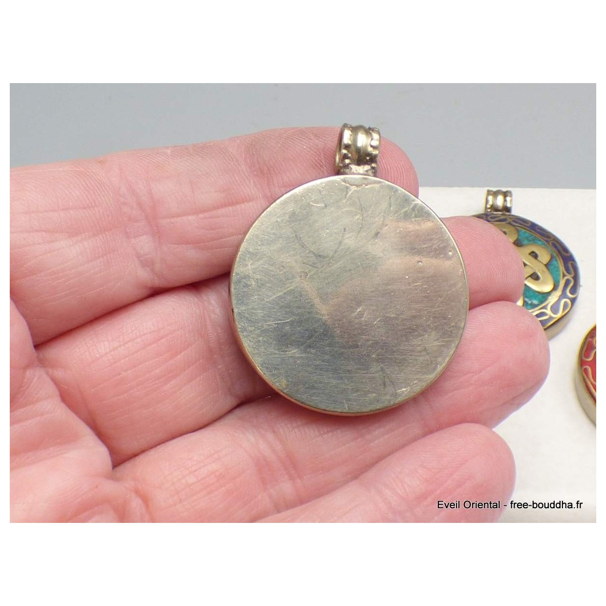 Pendentif Noeud infini tibétain, laiton et résine, fait main